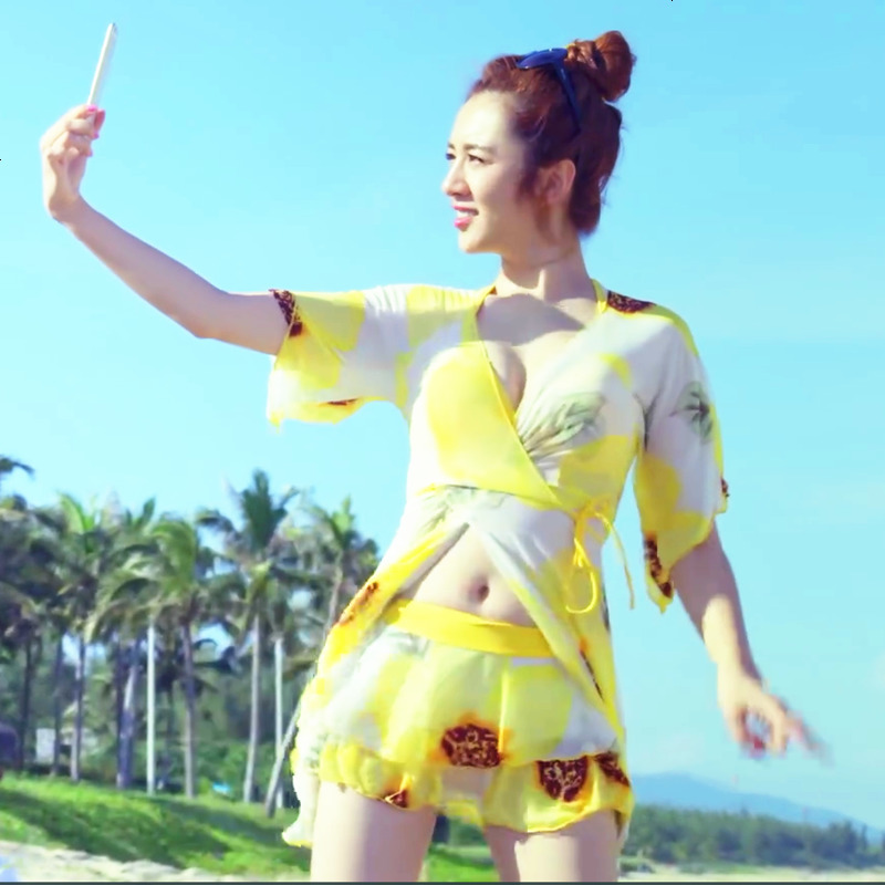 Wang Xiaochen appeared in a sexy appearance, with long legs and long legs, and his hot body ...