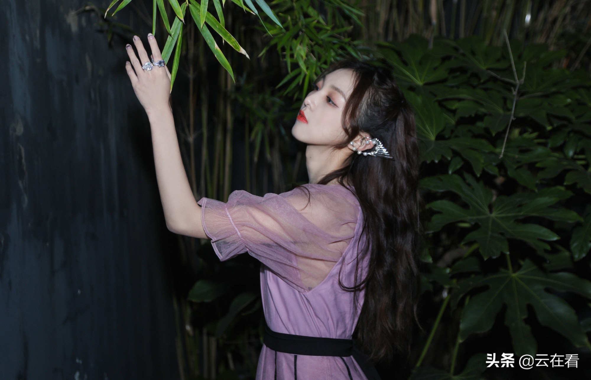 Beautiful singer Qiang Dongyue's charming photo appreciation, more and ...