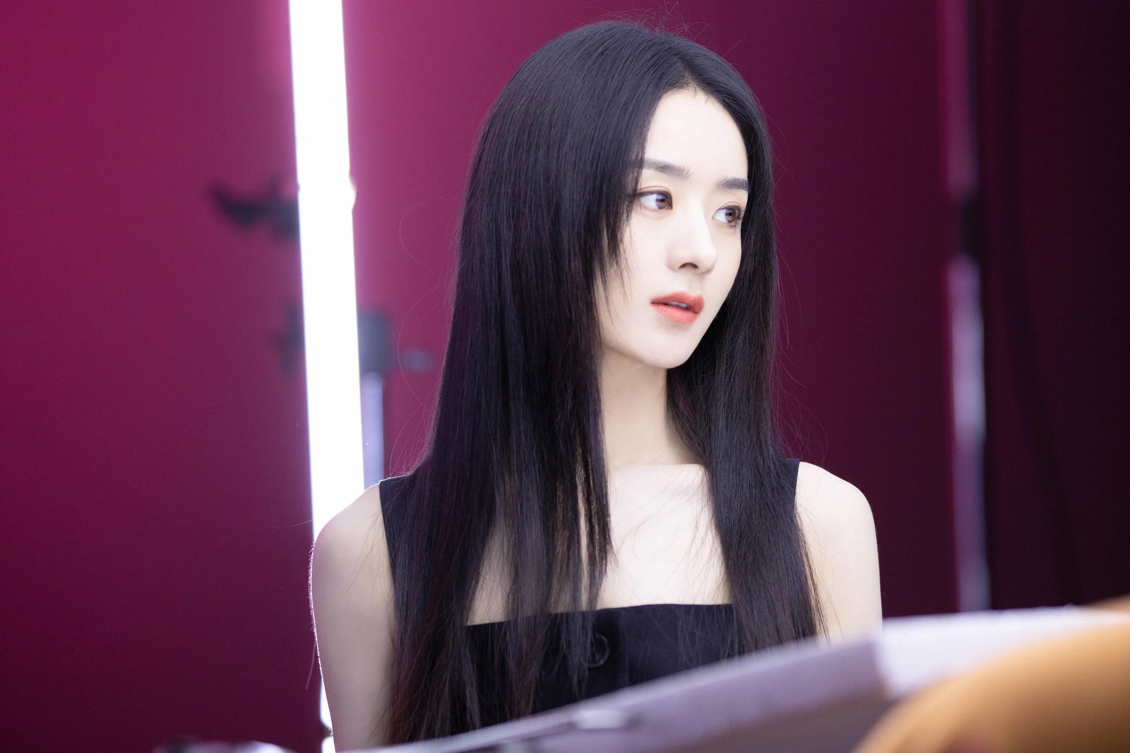 Female celebrity black long straight first love hairstyle, Yang Mi, Qin ...