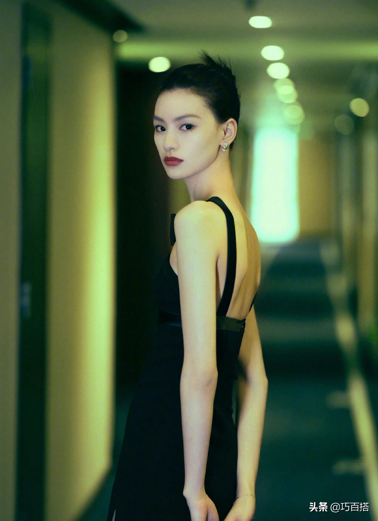 Qiu Tian, 22, is so amazing!Wearing a black dress and walking on the ...