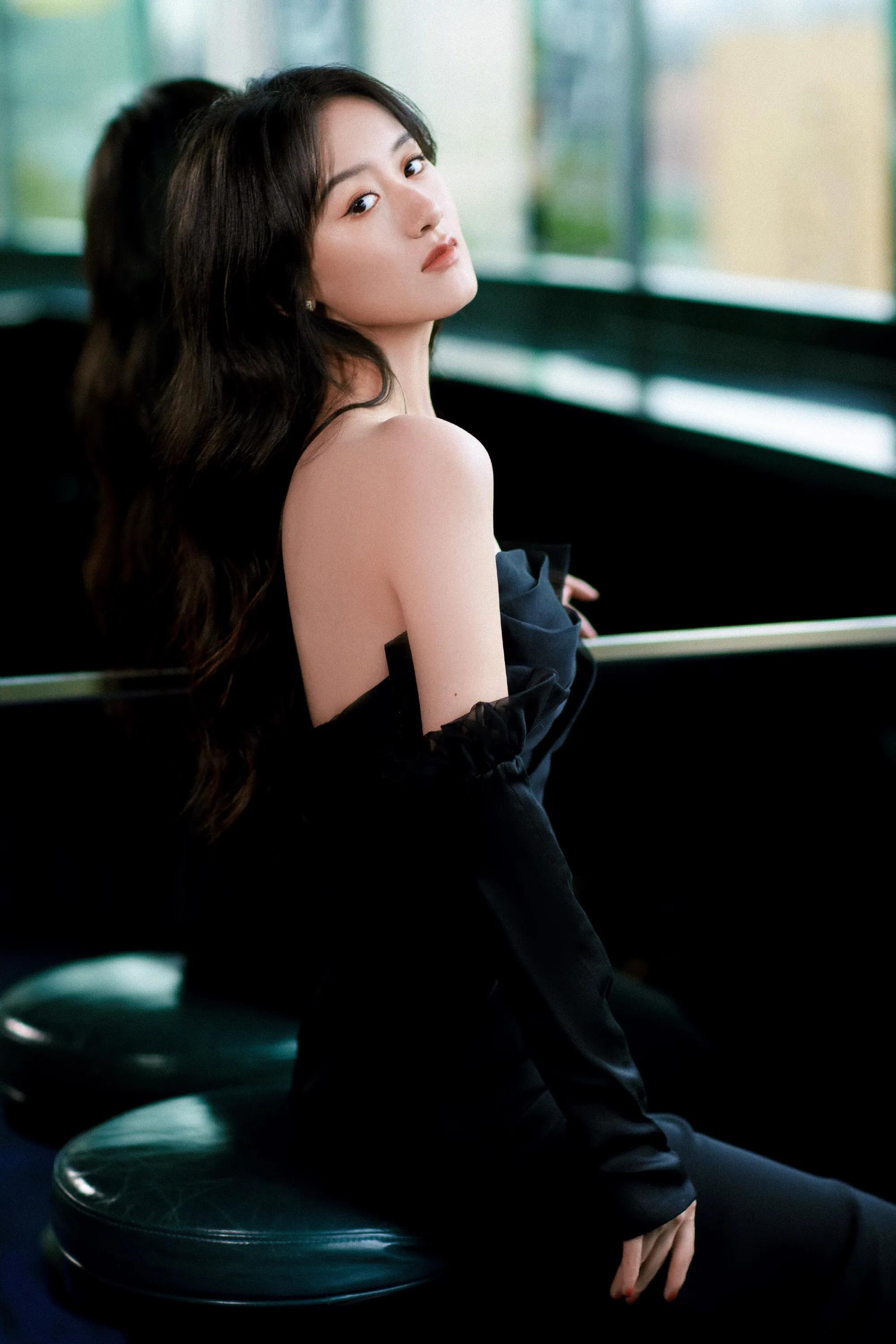 Variety of Yuan Bingyan, a touch of fascinating and elegant - iNEWS