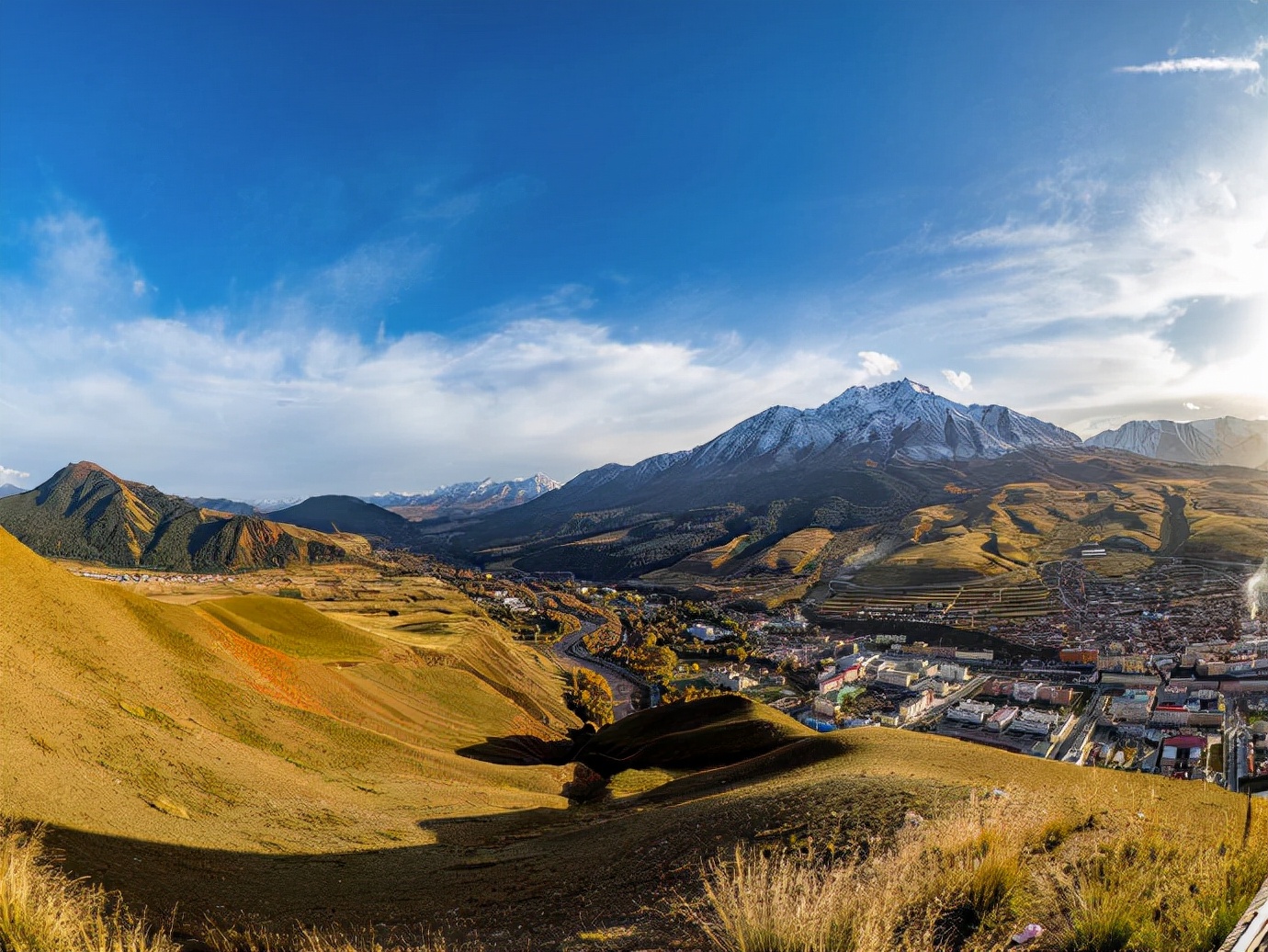 In winter, Qilian Mountain is covered with a layer of white snow ...