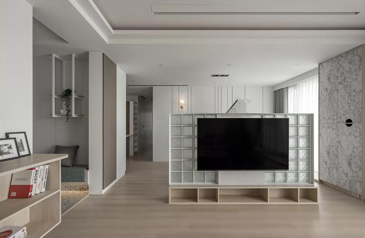 It is also the large horizontal hall. She directly uses half-wall glass ...