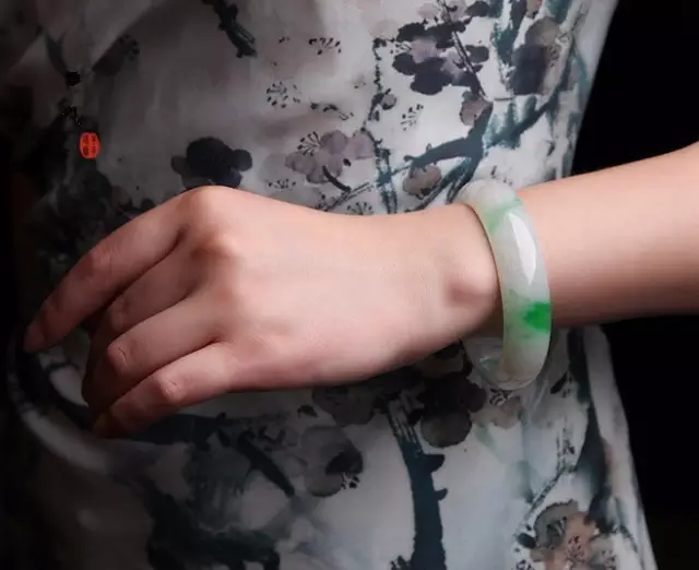 The way to wear a jade bracelet is exquisite, why can't it be worn on ...