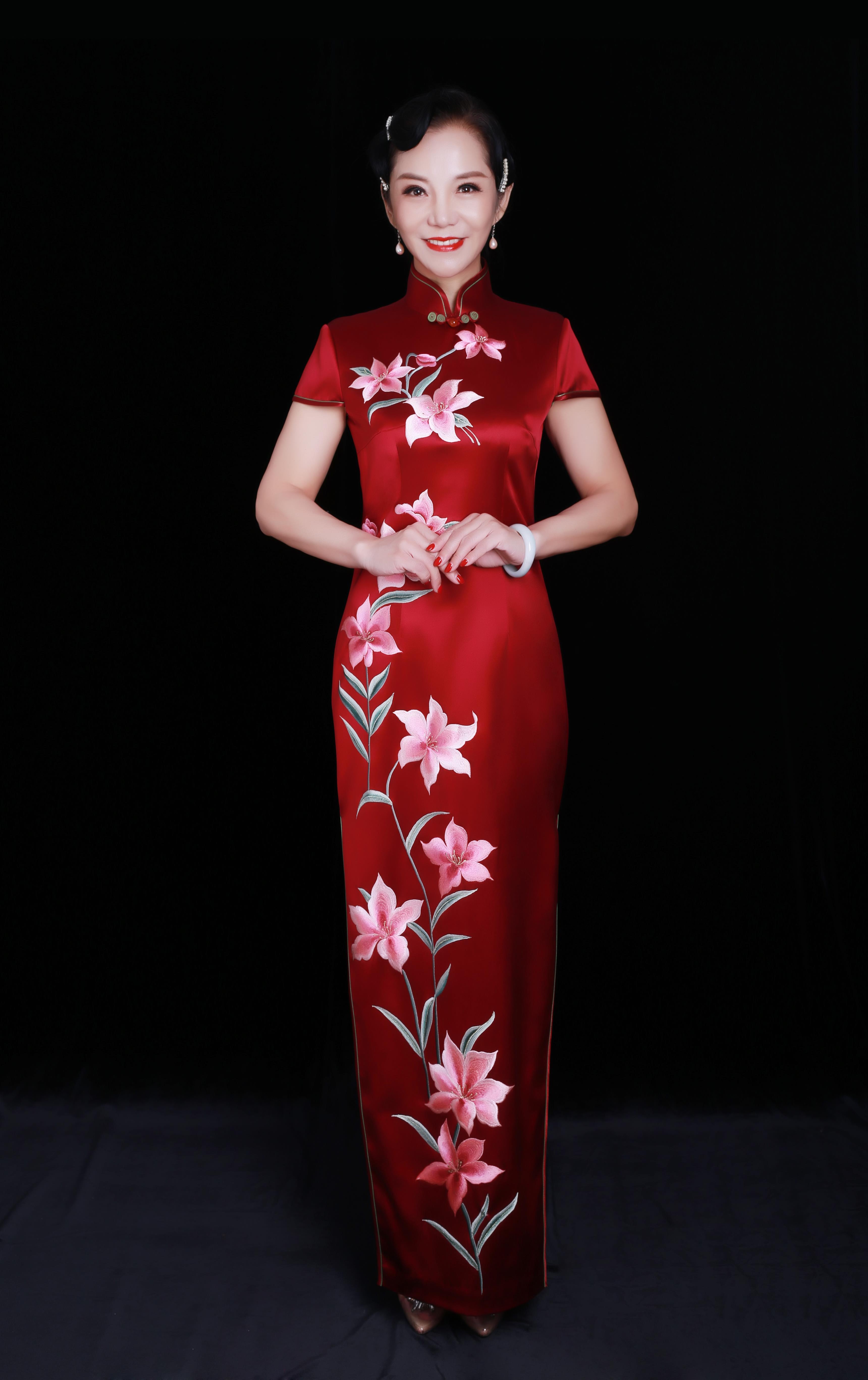 A dazzling Chinese red cheongsam, full of oriental charm - iMedia