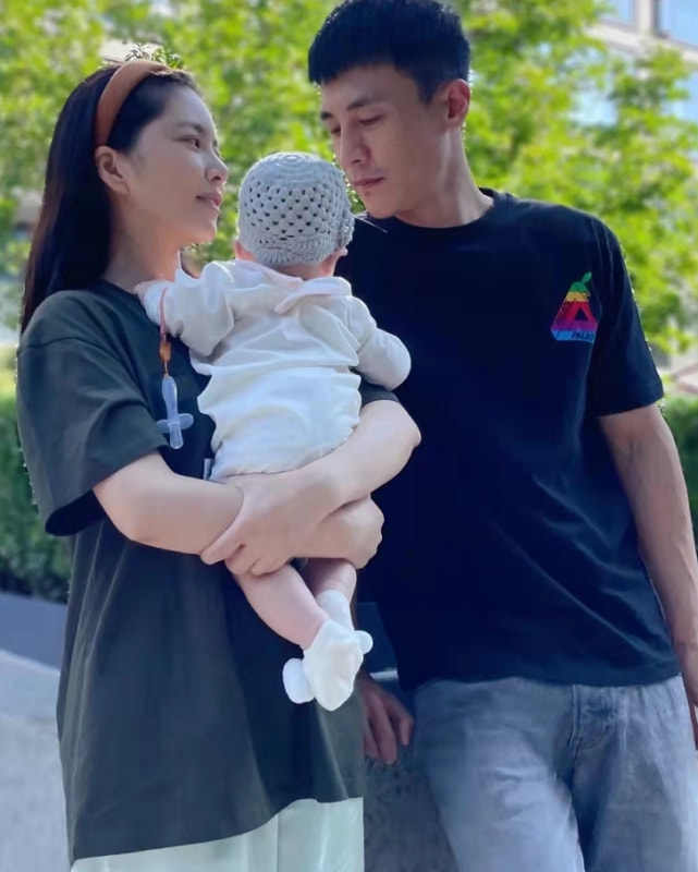 Du Chun shared a warm photo with a family of three, and Wang Can held ...