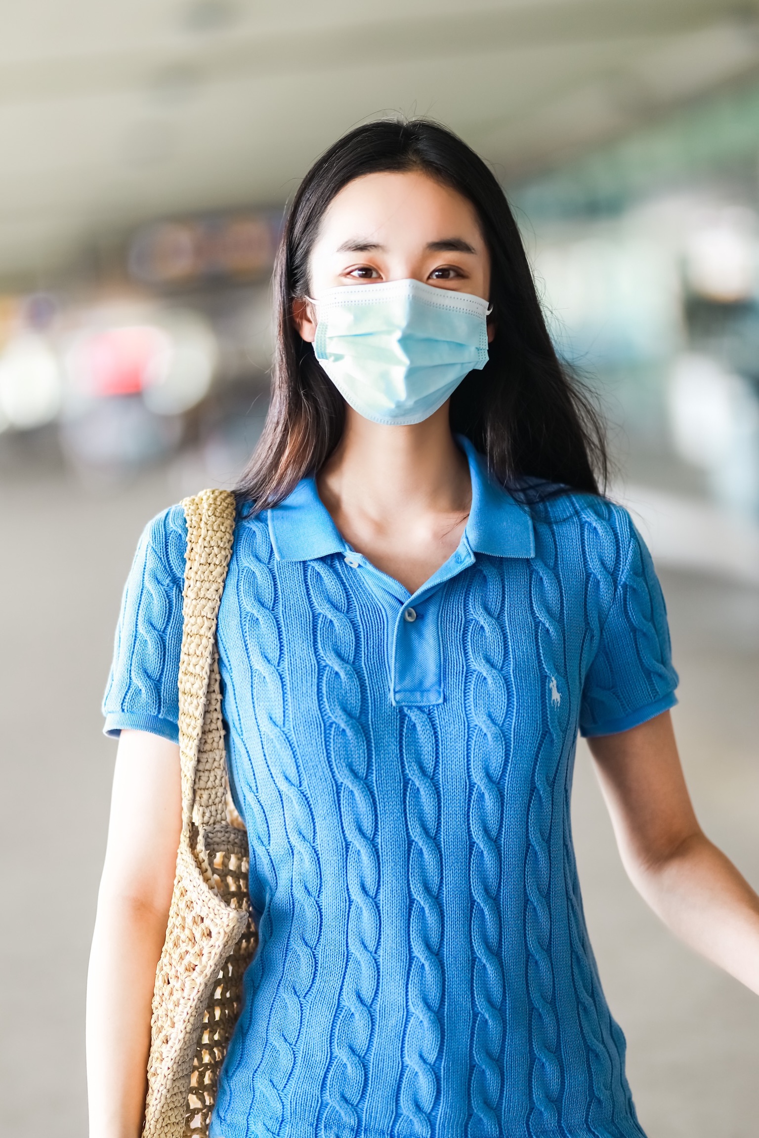 Fan Shiran appeared in the airport in simple dress, blue and white ...