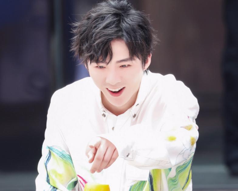 Fans wore wedding dresses and threw bouquets of flowers to Liu Yuning ...