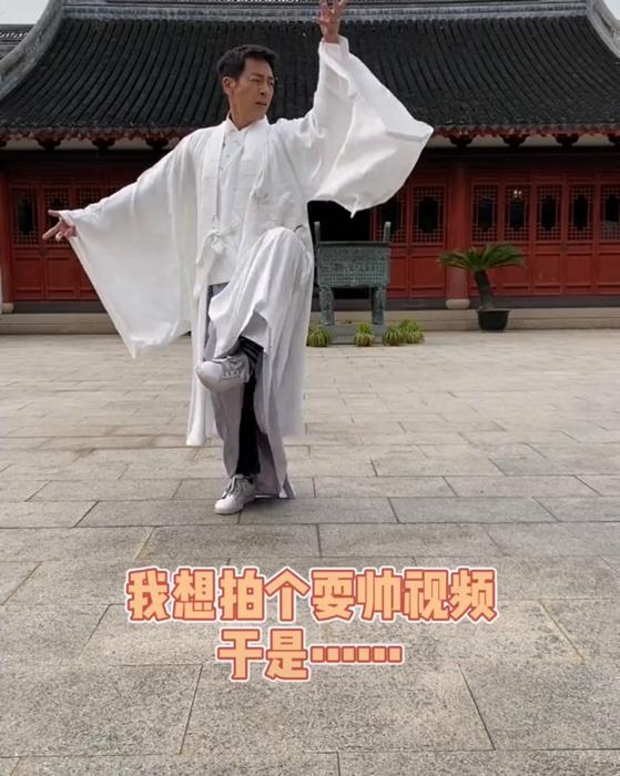"Linghu Chong" Lu Songxian shows off his skills, his expression is not ...