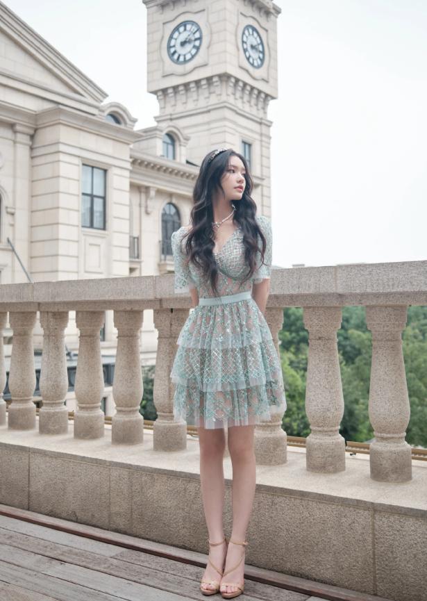 Lin Yun caught fire again with "floating pants" and deliberately cut ...