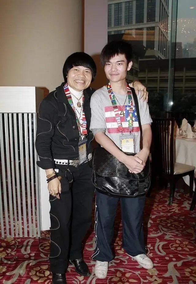 The ugliest Hong Kong star father and son are in the same frame, his ...