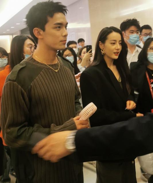 Celebrities sweeping the floor, Li Yifeng is cute, Reba Wu Lei is ...