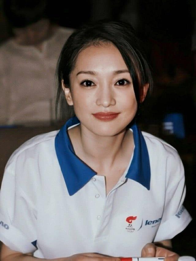 Zhou Gongzi: Wearing Tsing Yi, Peerless Style - iNEWS