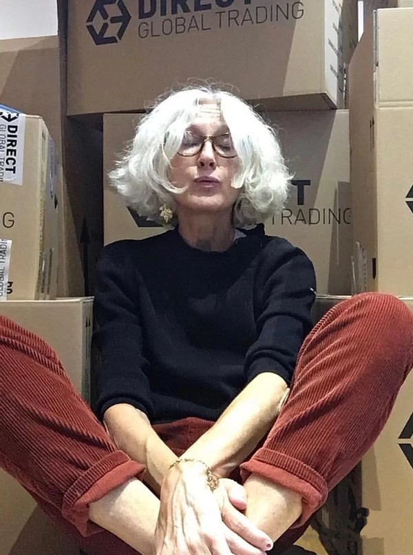 The 62-year-old fashionable grandma is on fire, her white hair looks ...