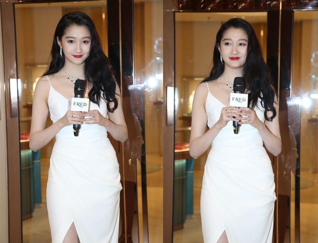 In 1997, Guan Xiaotong wore a black suit and dressed as "missing his ...