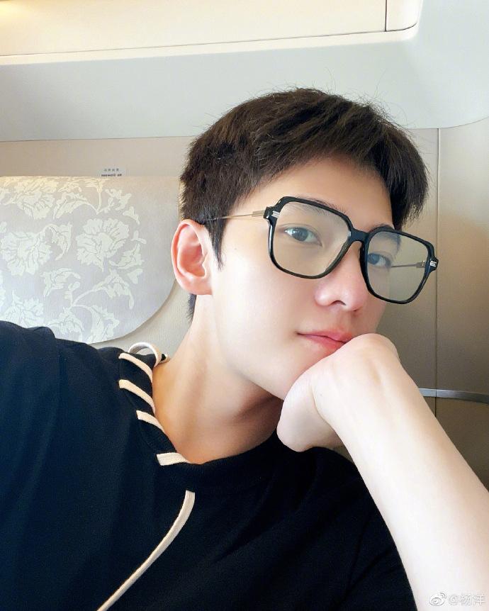 All Stars Fancy Business Free August!Yang Yang takes a selfie with ...