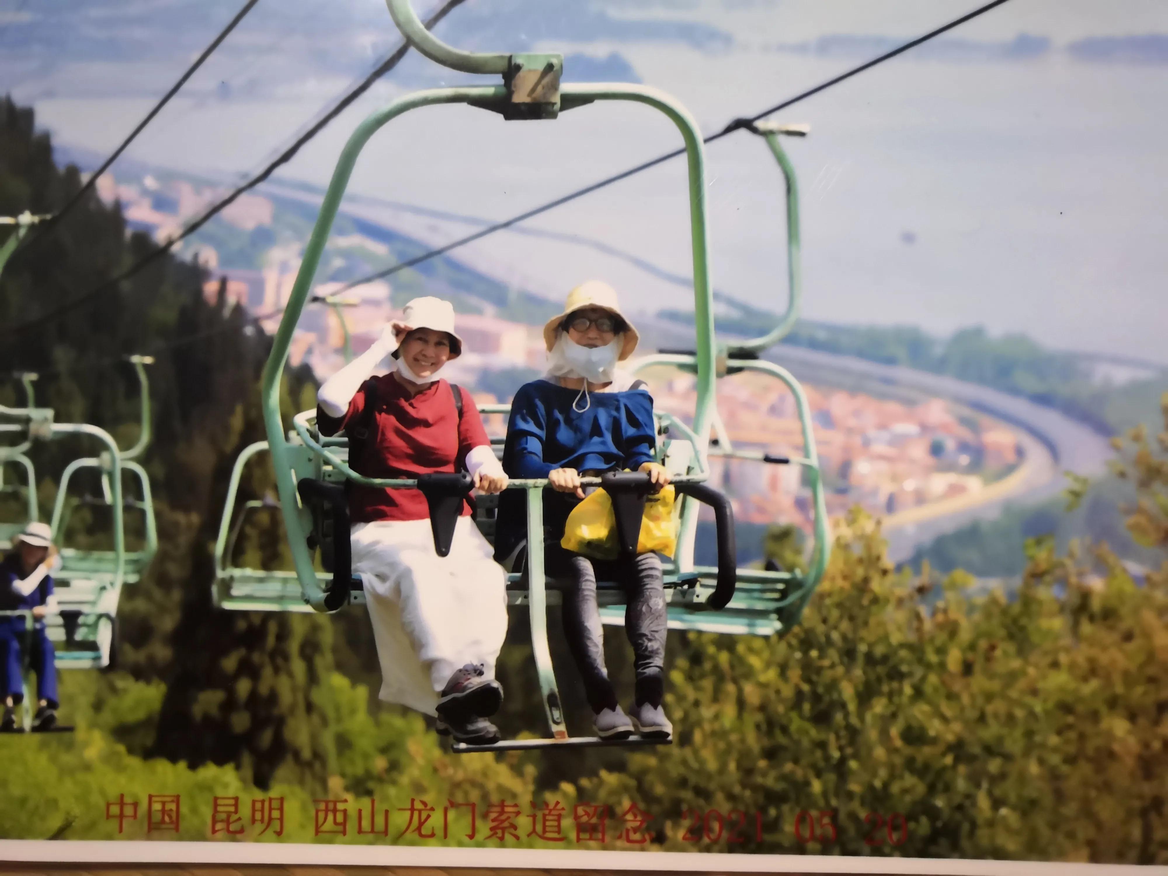 Xishan Scenic Area rides the ropeway, climbs to the Dragon Gate, and ...