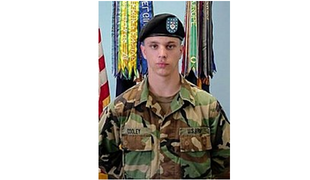 Why is the cap badge on the US military beret different from the same ...