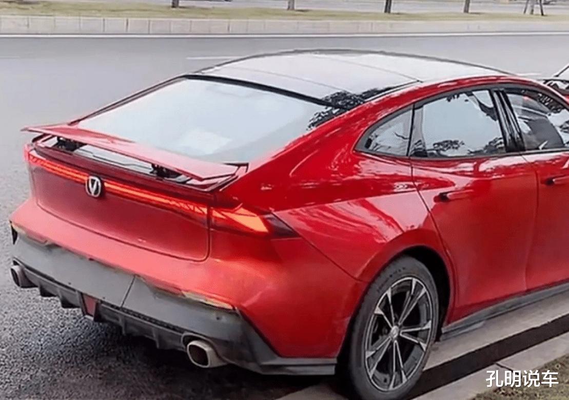 Changan UNI-V "Flame Red" real car, big exhaust, peacock open tail wing ...