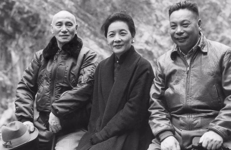 In 2003, after seeing her cemetery, Soong Mei-ling said in tears from ...