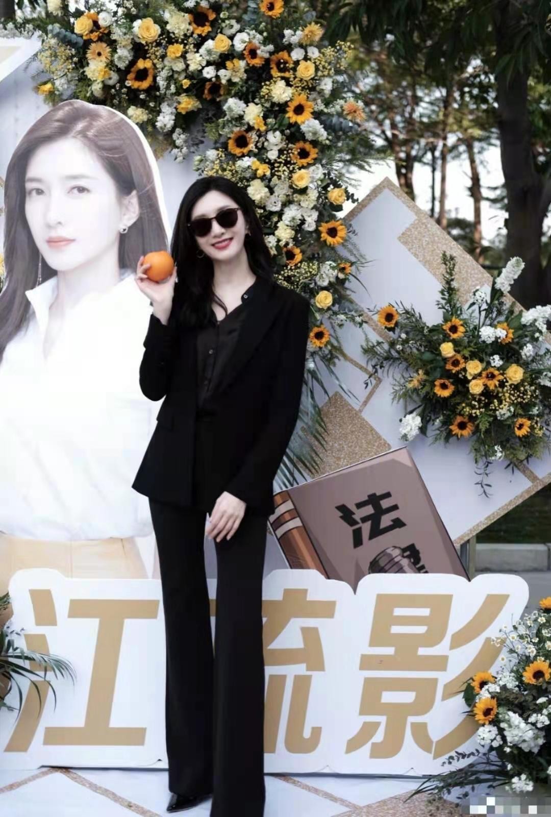 Jiang Shu Ying painted red lips to play a beautiful ladie, and Peng Hai ...