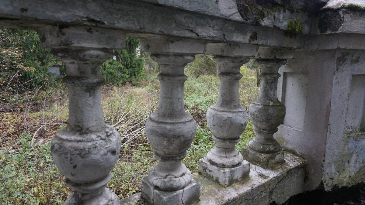 Abandoned Stalin Villa: The swimming pool must be sea water, almost ...