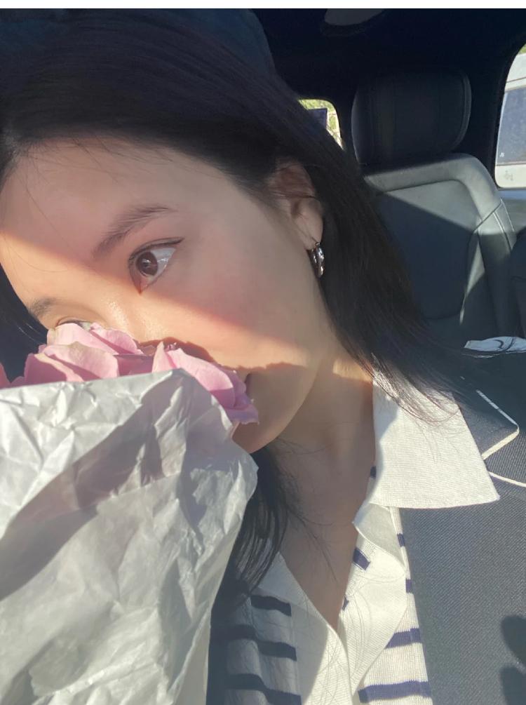 "Rose Fairy" Xiong Naijin took a selfie with flowers, her face was ...