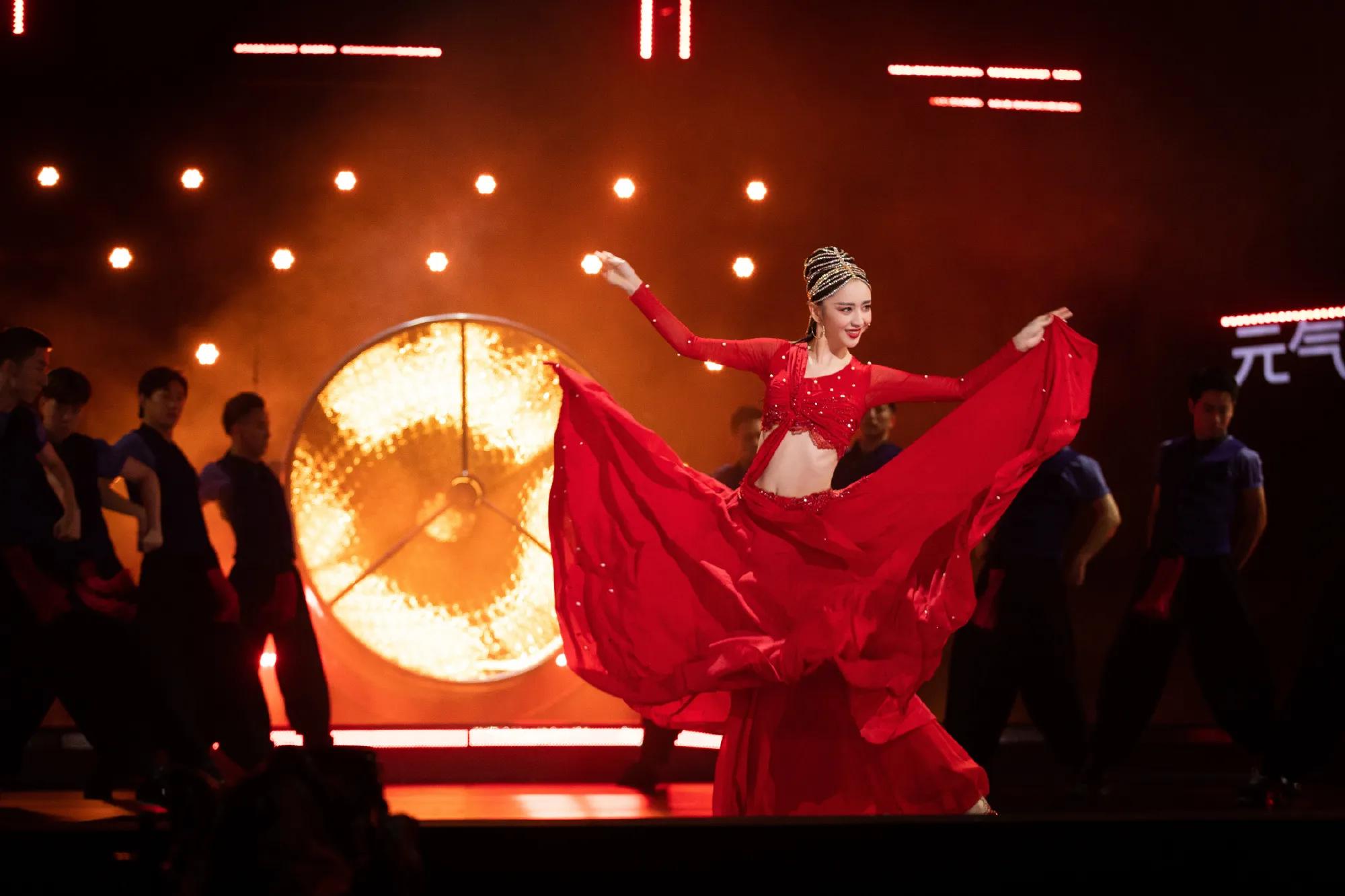 Tong Liya's "Dance Student" instructor showed off, dressed in a blazing ...