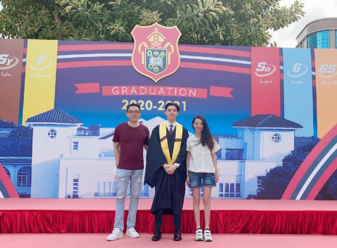 53-year-old Xu Qiuyi has a family portrait. Her son graduated from a ...