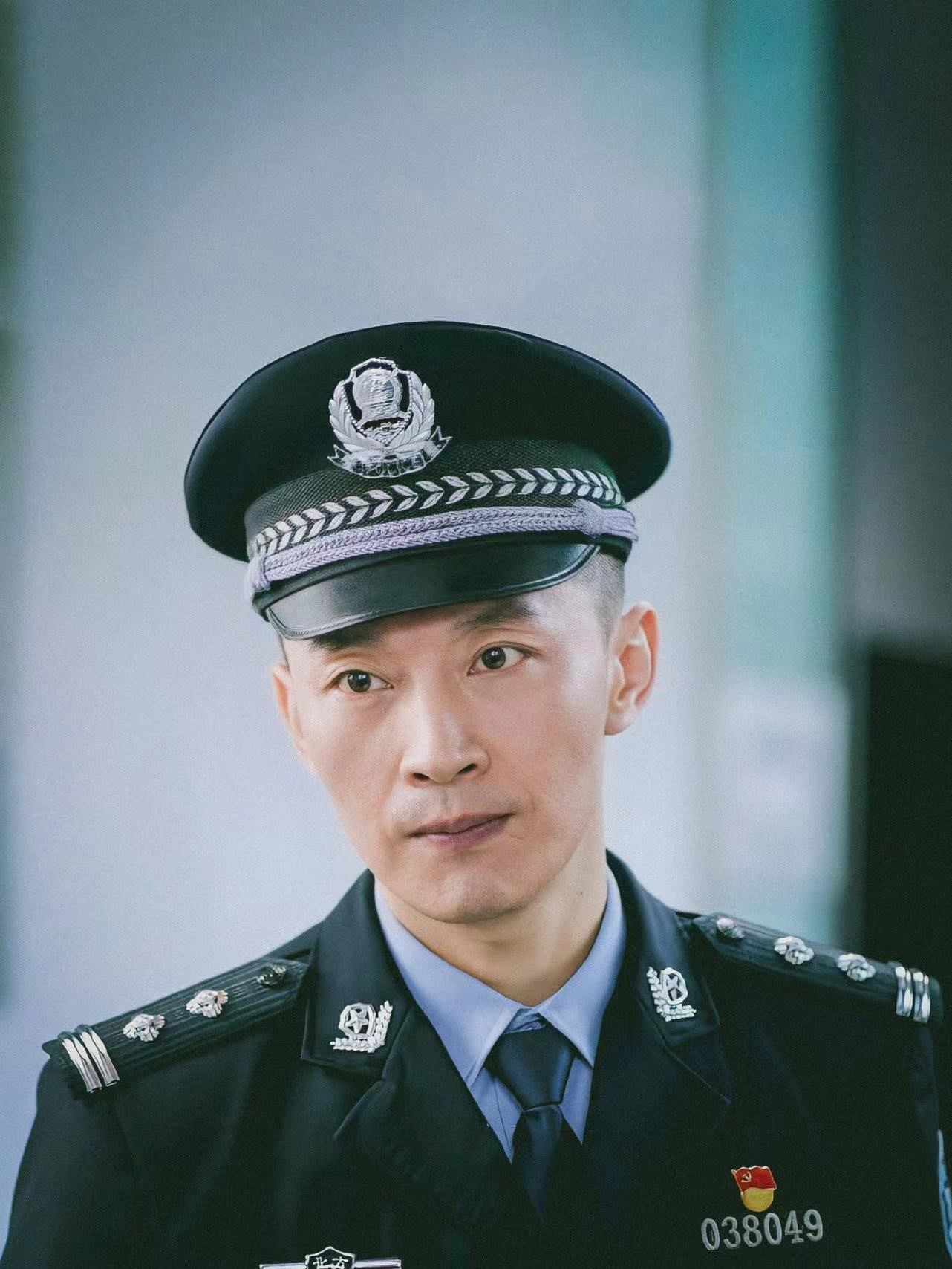 Actor Cao Lei transformed into a warm-hearted policeman and performed ...