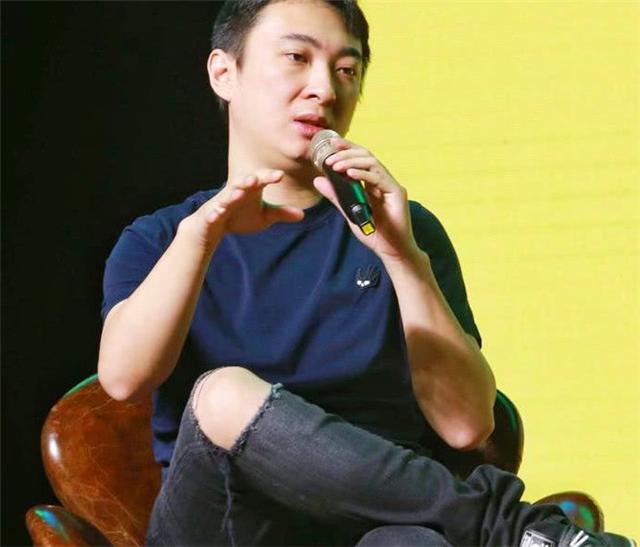 The boss of edg sent the house generously and watched the players play ...