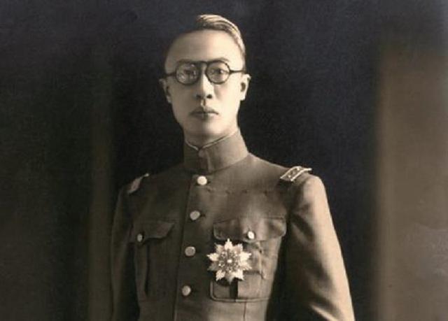 Pu Yi's bright moment: the aura crushes the emperor, the court angers ...