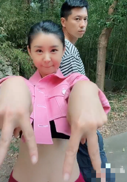 35-year-old Li Xiaomeng's recent sun exposure, slender figure looks like a school girl, and his ...