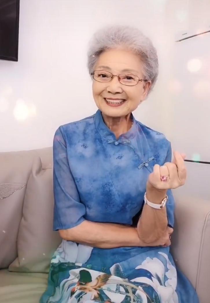 The 68-year-old Chinese grandma is on fire. It's nothing to wear a JK ...