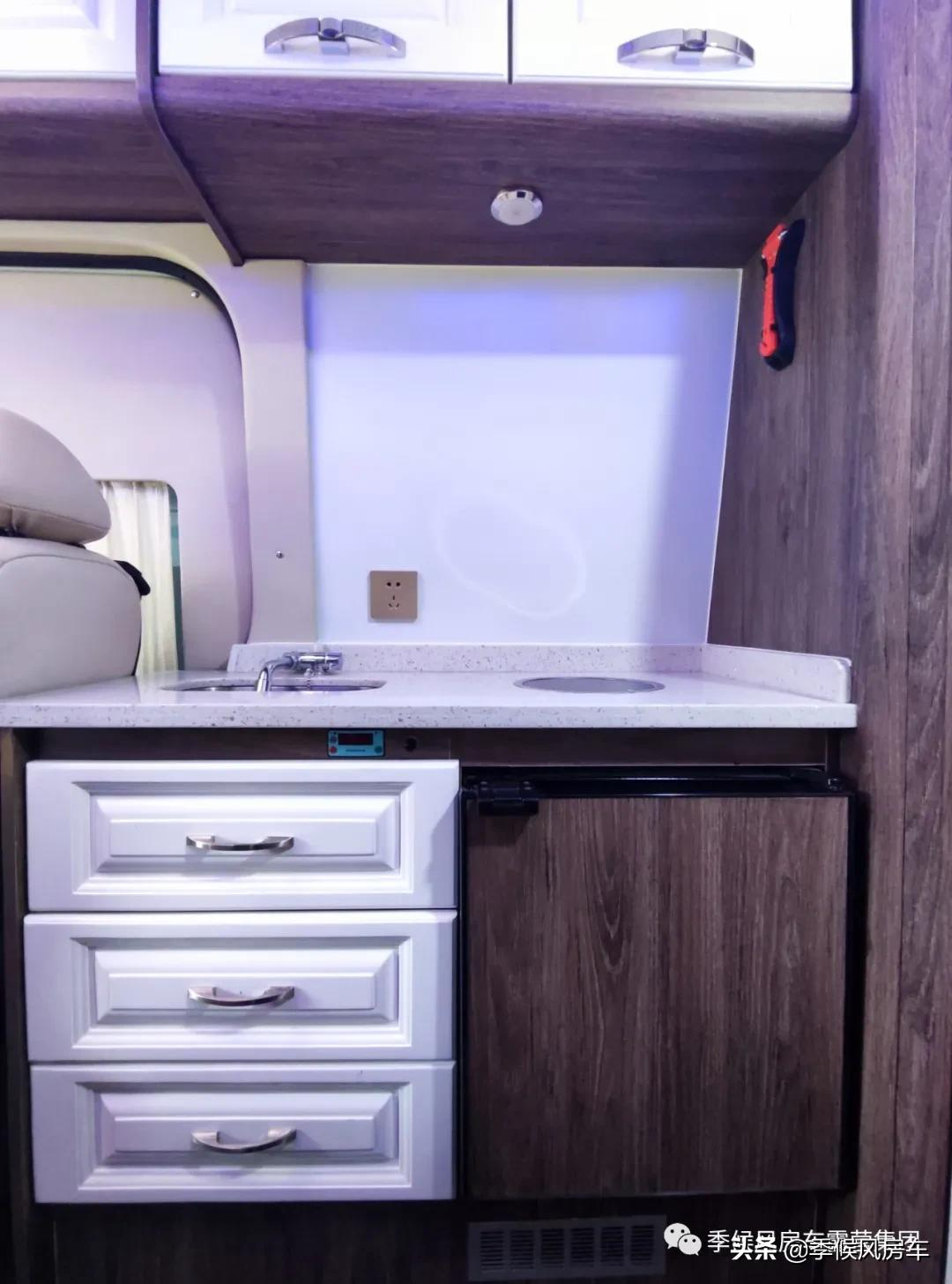 Ford's new-generation V348 long-axle high-roof B-type motorhome makes ...