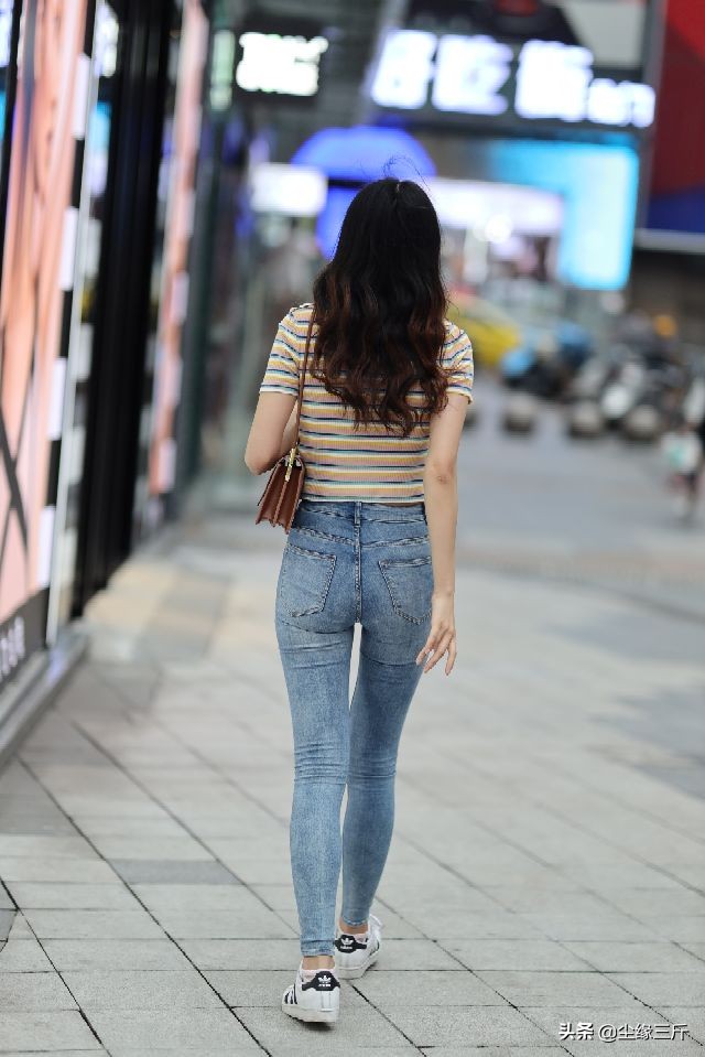 Street photography: beautiful women in jeans - iNEWS