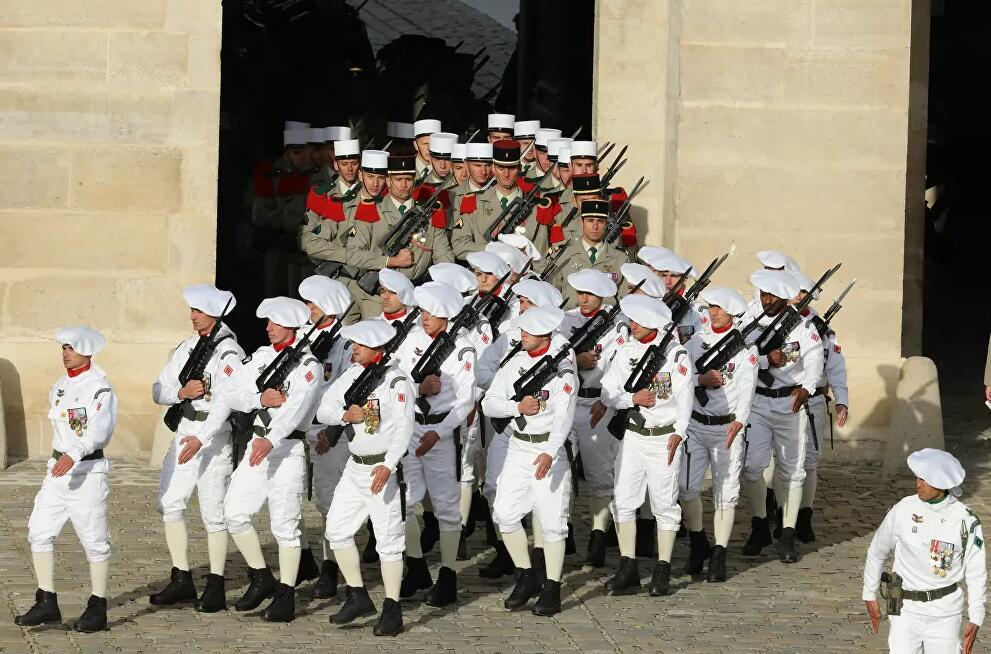 Military uniforms all over the world have different shapes, India and ...