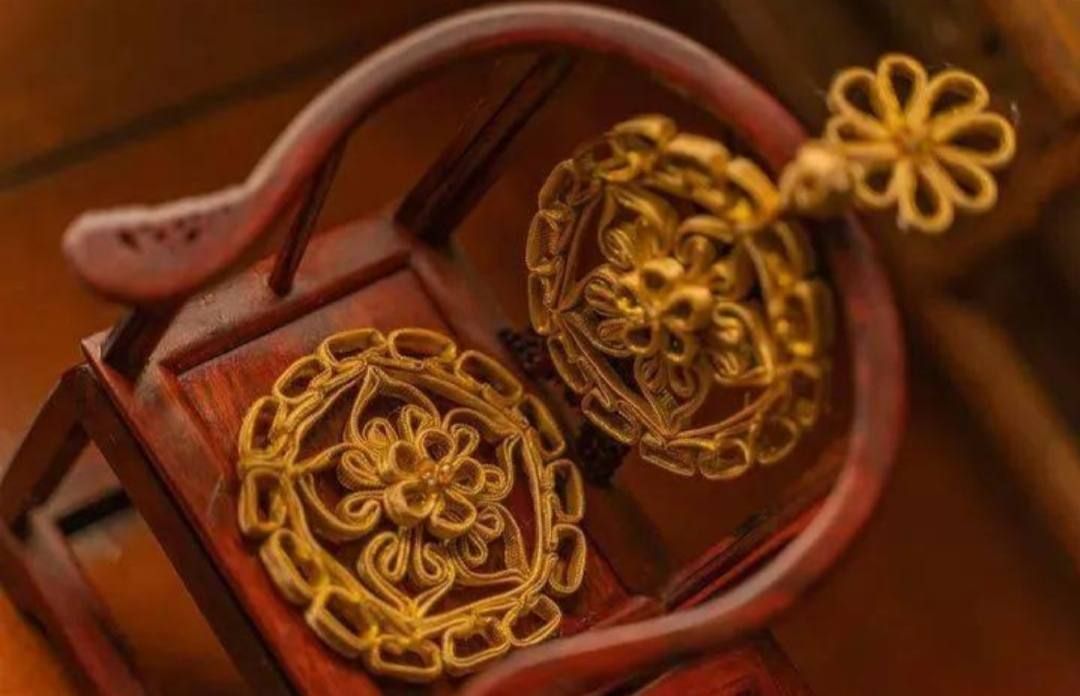 Edison Edison takes her daughter to watch the NBA, wears an orange Tang ...