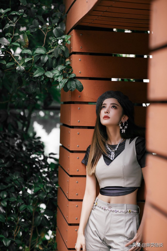 Guli Nazha wears a beret and a handsome leather jacket, full of heroism ...