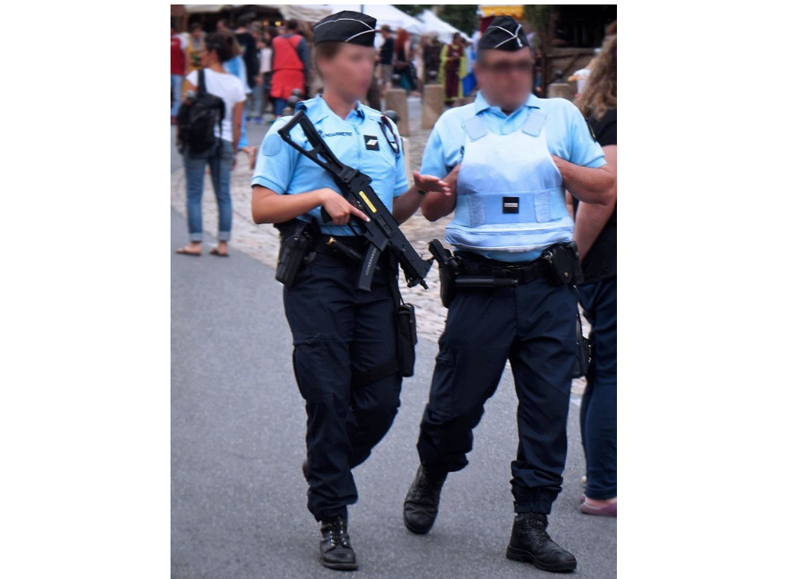 Which country's police uniforms look good? Italian police cape, red ...
