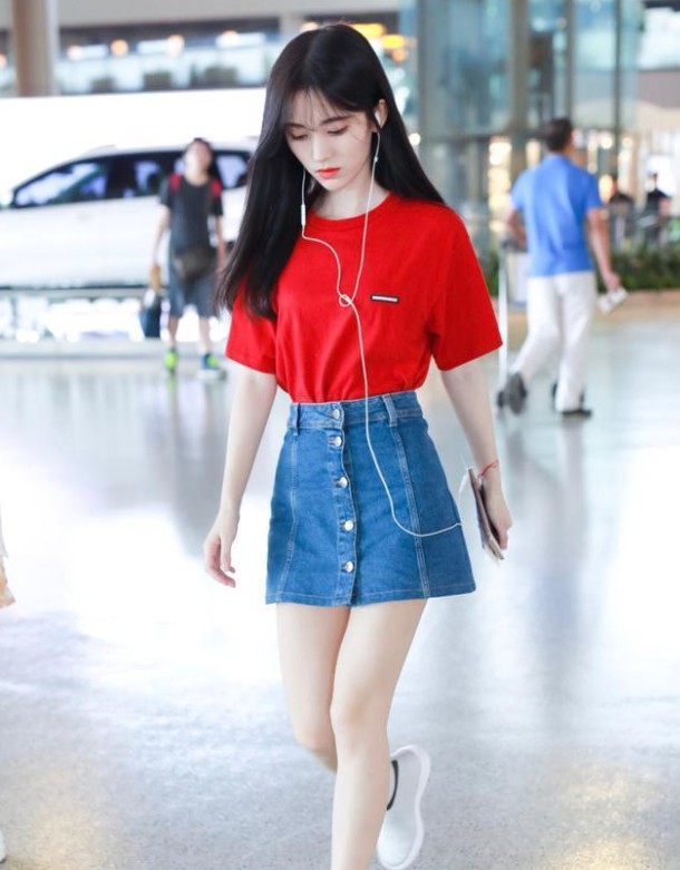 Ju Jingyi showed up at the airport, and her red T+ skirt showed her ...