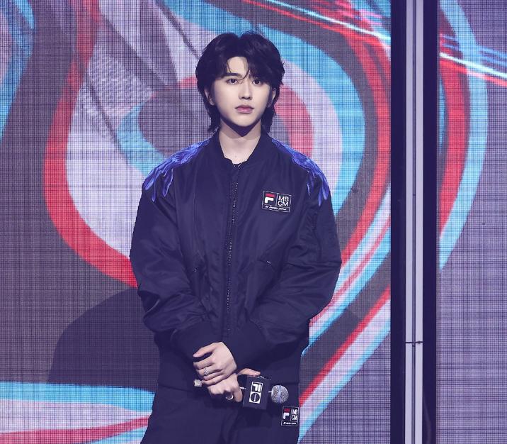 Cai Xukun wears a sporty fashion brand to play billiards, and his eyes ...