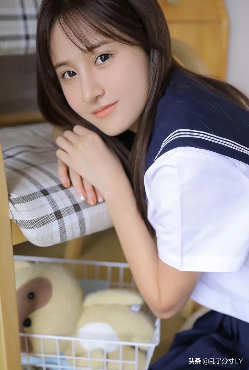 Uniform photo of pure cute girl - iNEWS