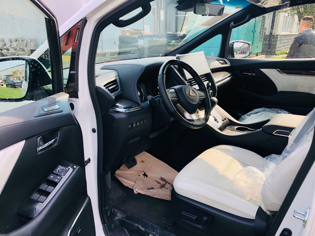 21 Lexus LM300 European Standard Taiwan Edition White - iNEWS