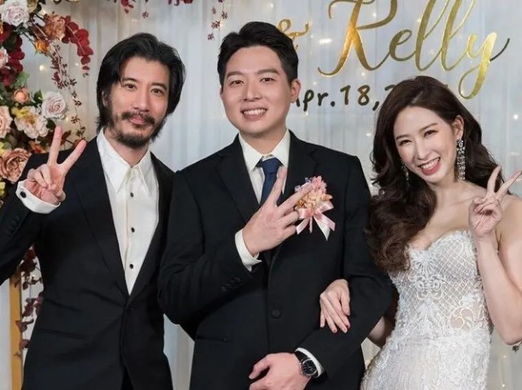 45-year-old Wang Leehom attended a friend's wedding. His face and beard ...