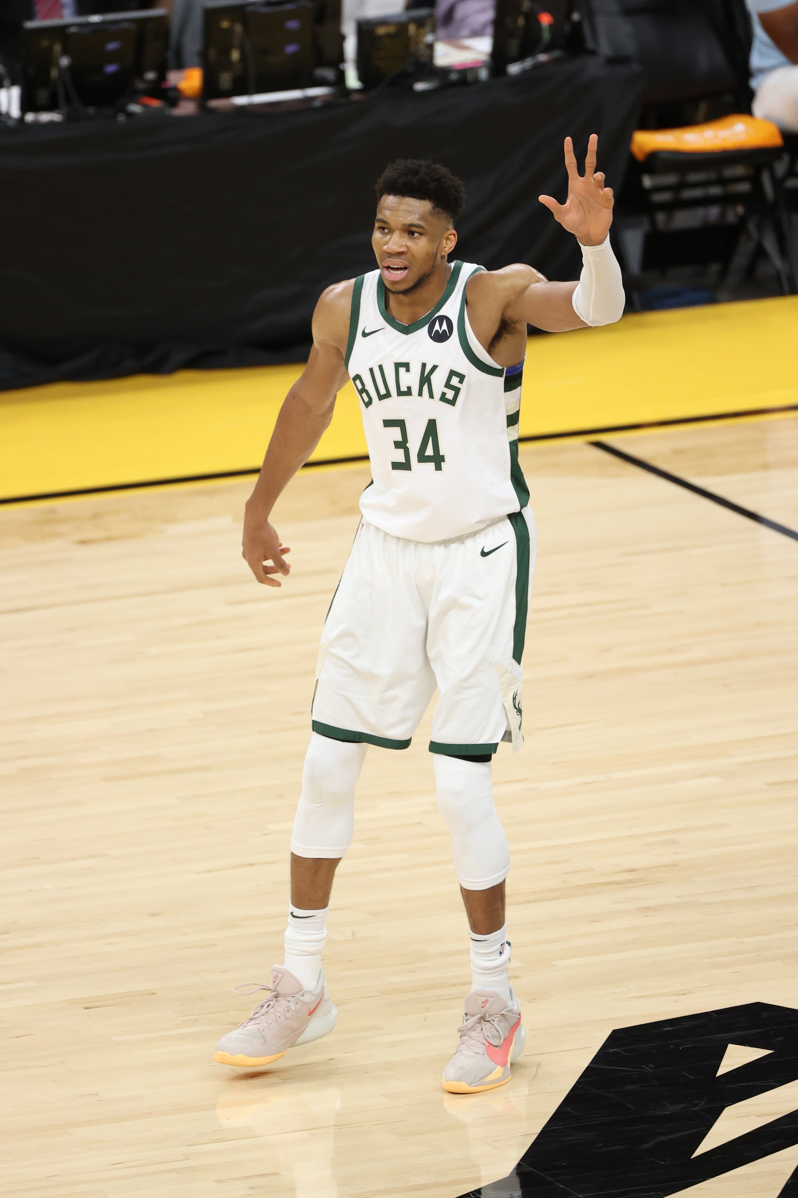 The Suns beat the Bucks 2-0!Paul Booker cut 54+14, Antetokounmpo 42+12 ...