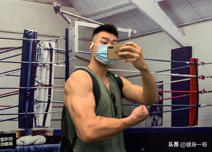 A 22-year-old boy from Shanghai, with a height of 193cm and long legs ...