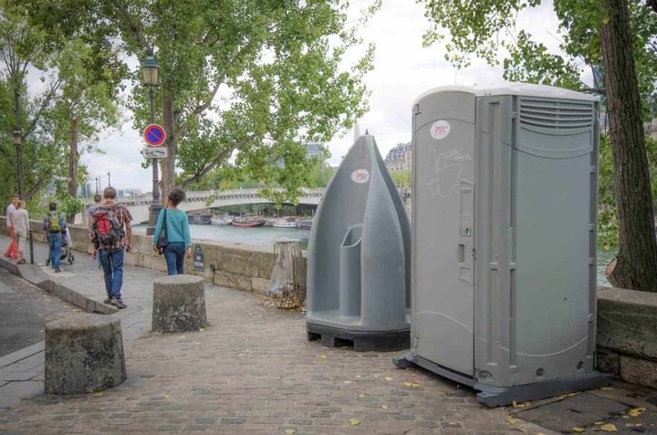 People gather on the street to urinate. From the "city of poop" to the ...