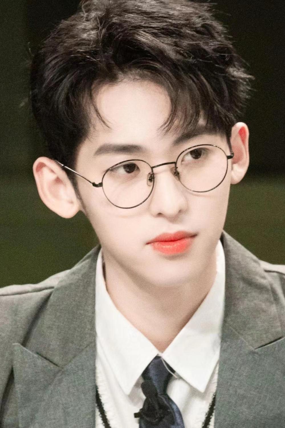 Guan Xiaotong's soul painting, "Grass grows on Li Yifeng's head", Tang ...