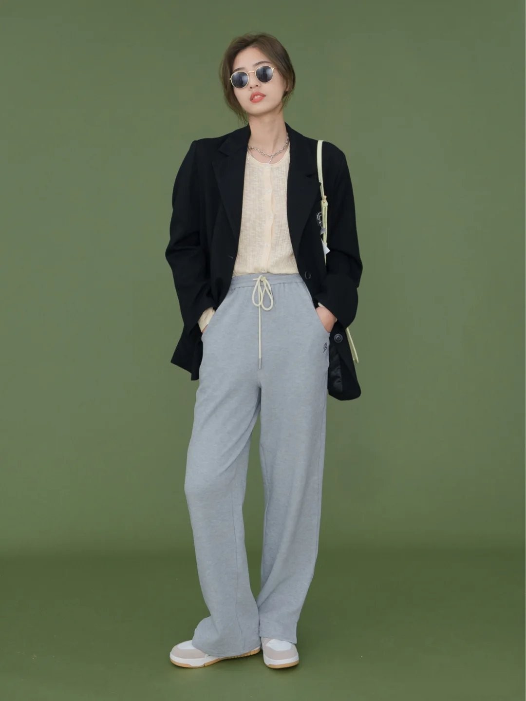 For daily wear for spring outings, white suits and floral skirts are ...